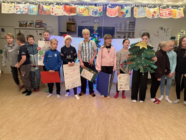 5th grade visited Engjaborg with holiday greetings! | Engjaskóli